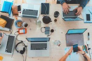Arbeitsalltag: Berufsalltag, Arbeitsroutine & Alltag